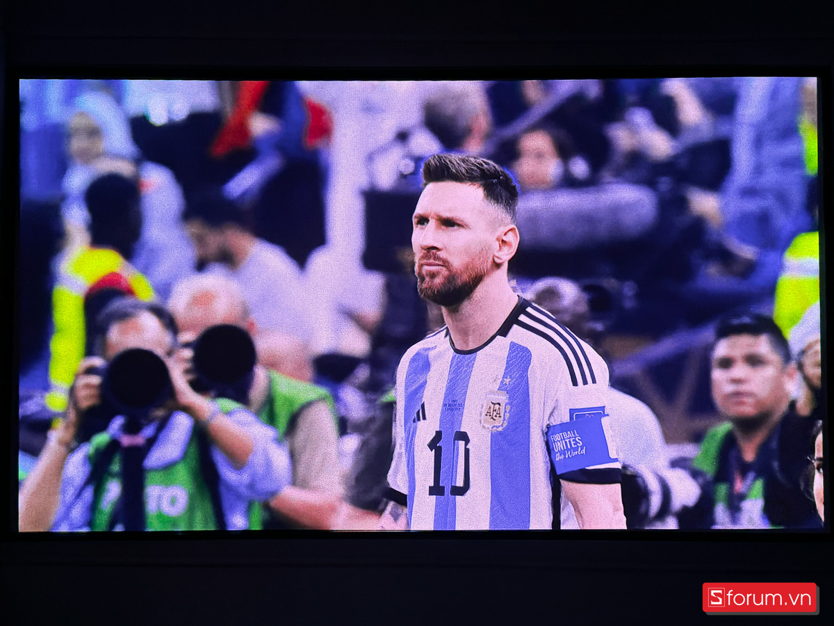 Trên tay máy chiếu LG CineBeam Qube 4K